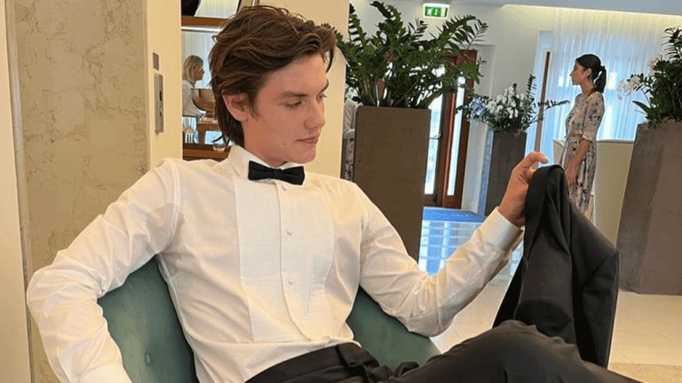 Who Is Louis Partridge? Louis Partridge Height, How Old Is Louis ...